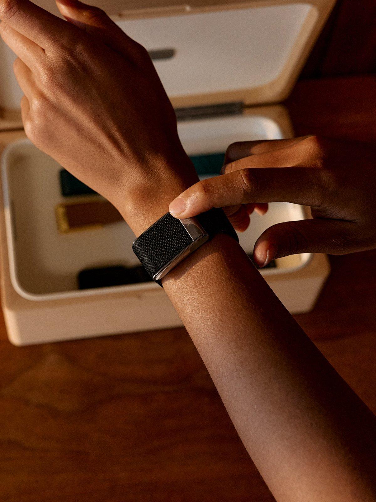 WHOOP Life MG Health & Fitness Wearable with 12-month WHOOP Life ...